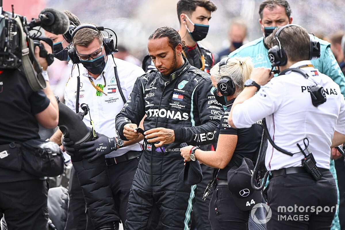 Hamiltonnak annyira fájt a lába, hogy el kellett emelnie a gázról a lábát