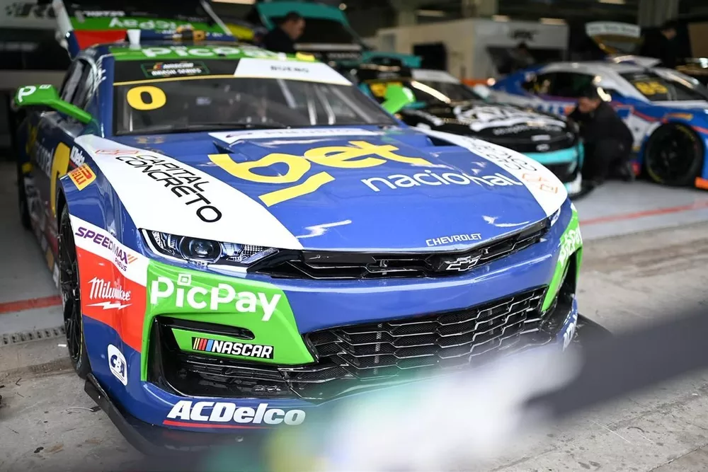 NASCAR Brasil: Cacá Bueno segura Gama, vence sprint e é pole