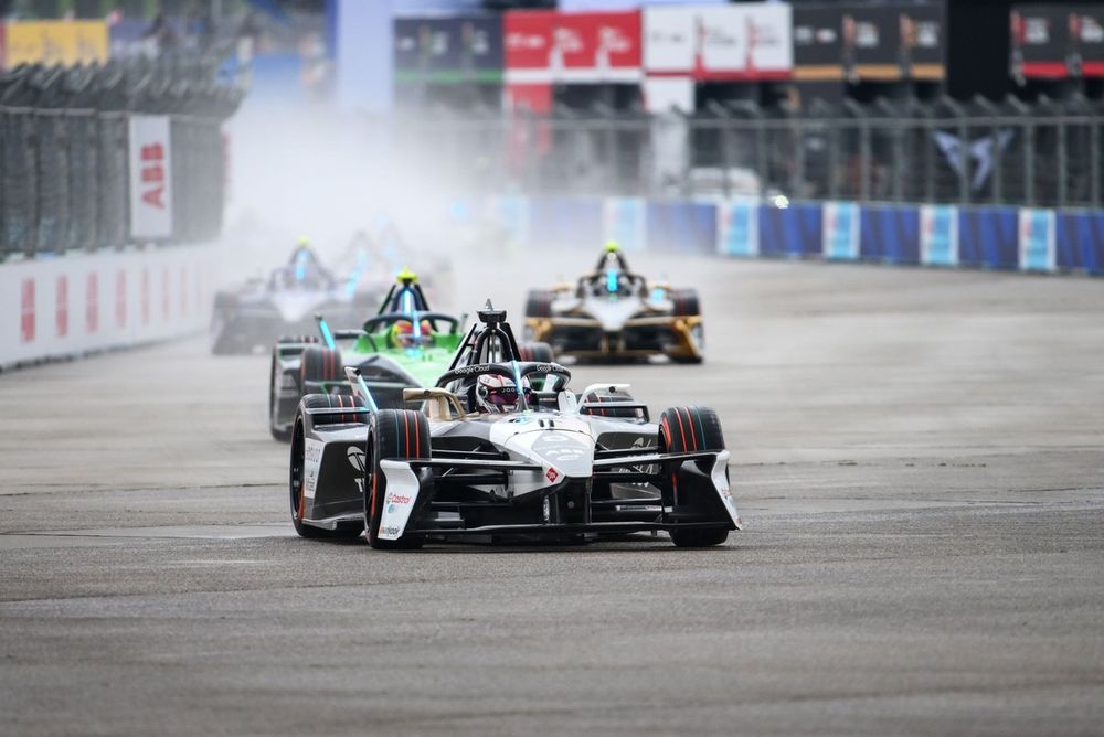 Evans gana la Carrera 1 seguido de Wehrlein y el drama de Rowland ...