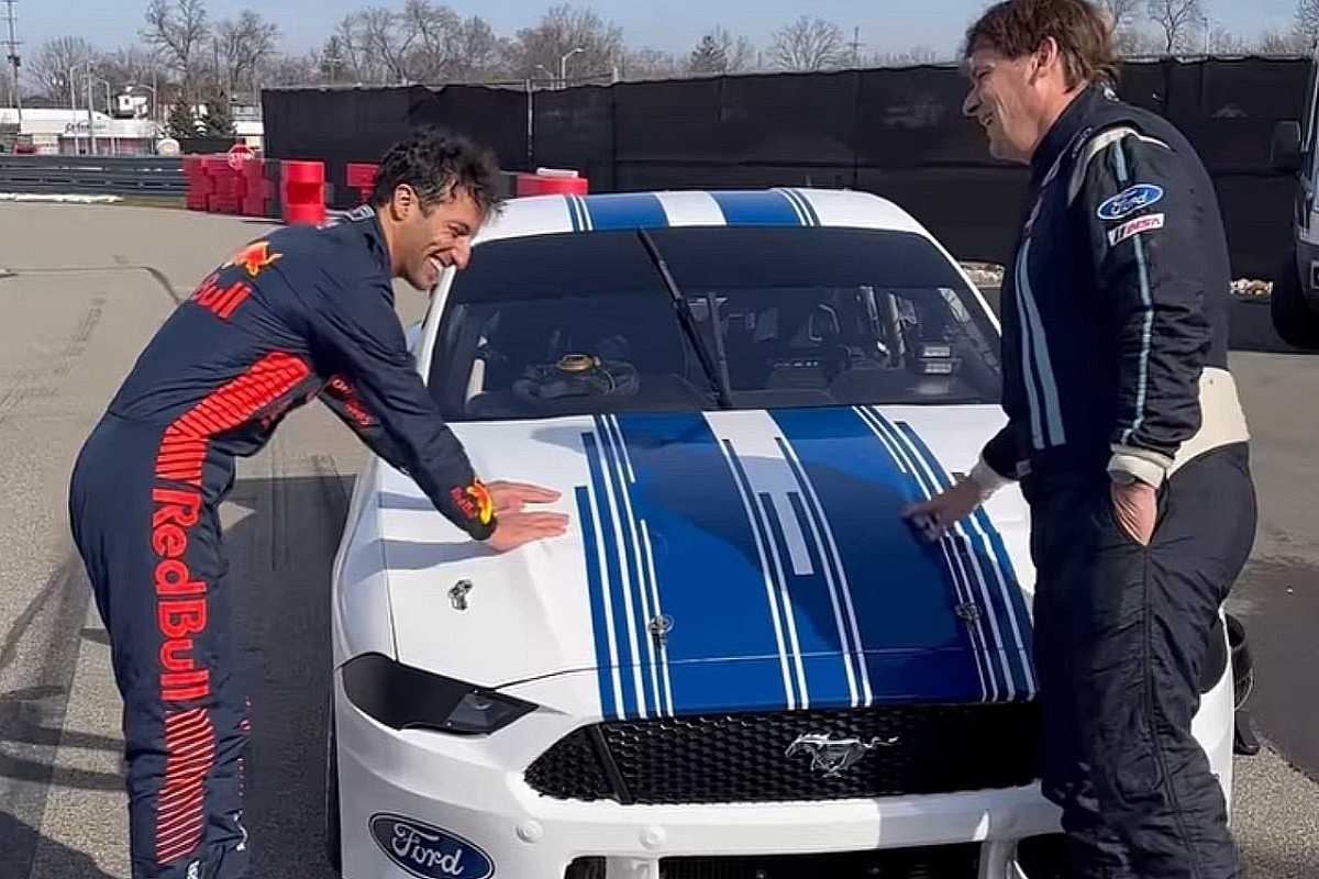 Ricciardo trapt Ford-samenwerking af met rit in Mustang Supercar