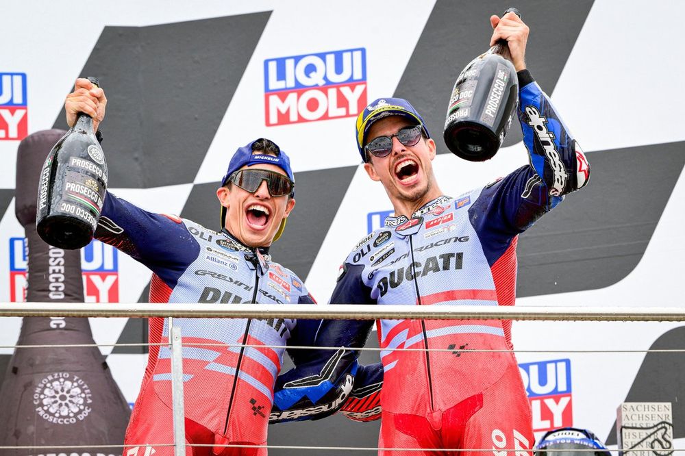 Broers Márquez in uniek rijtje met gedeeld MotoGP-podium in Duitsland