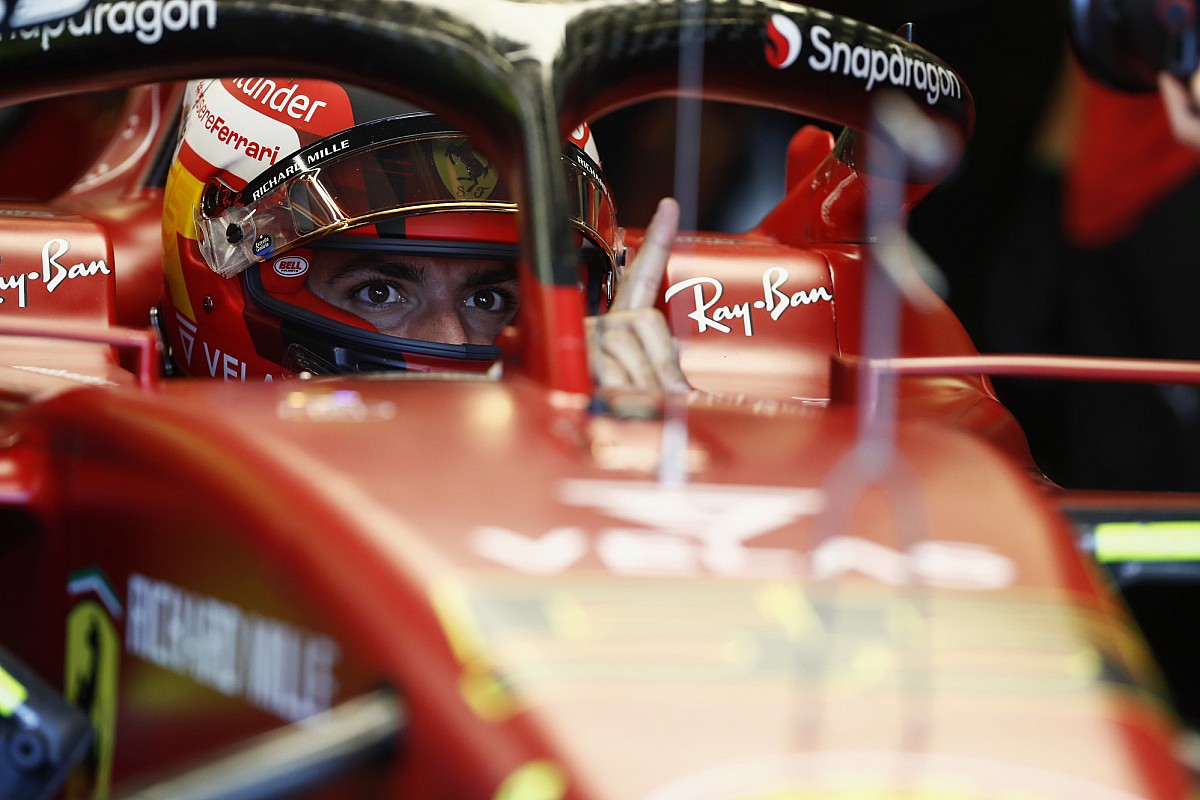 Sainz: "Takım ve Ferrari ailesi için zor bir gün"