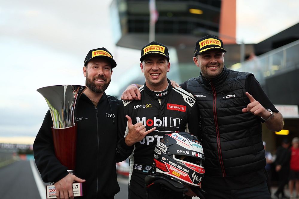 Bathurst 12 Hour: Mostert pips van der Linde to pole