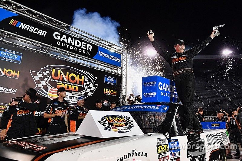 Brett Moffitt wins wild playoff opener for Trucks at Bristol