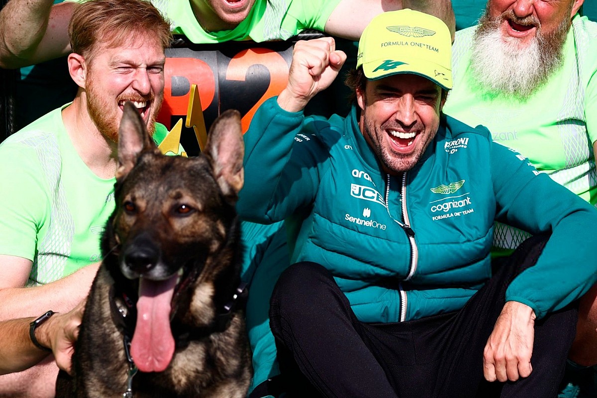 Vídeo: un perro se cuela en la celebración de Alonso en Canadá