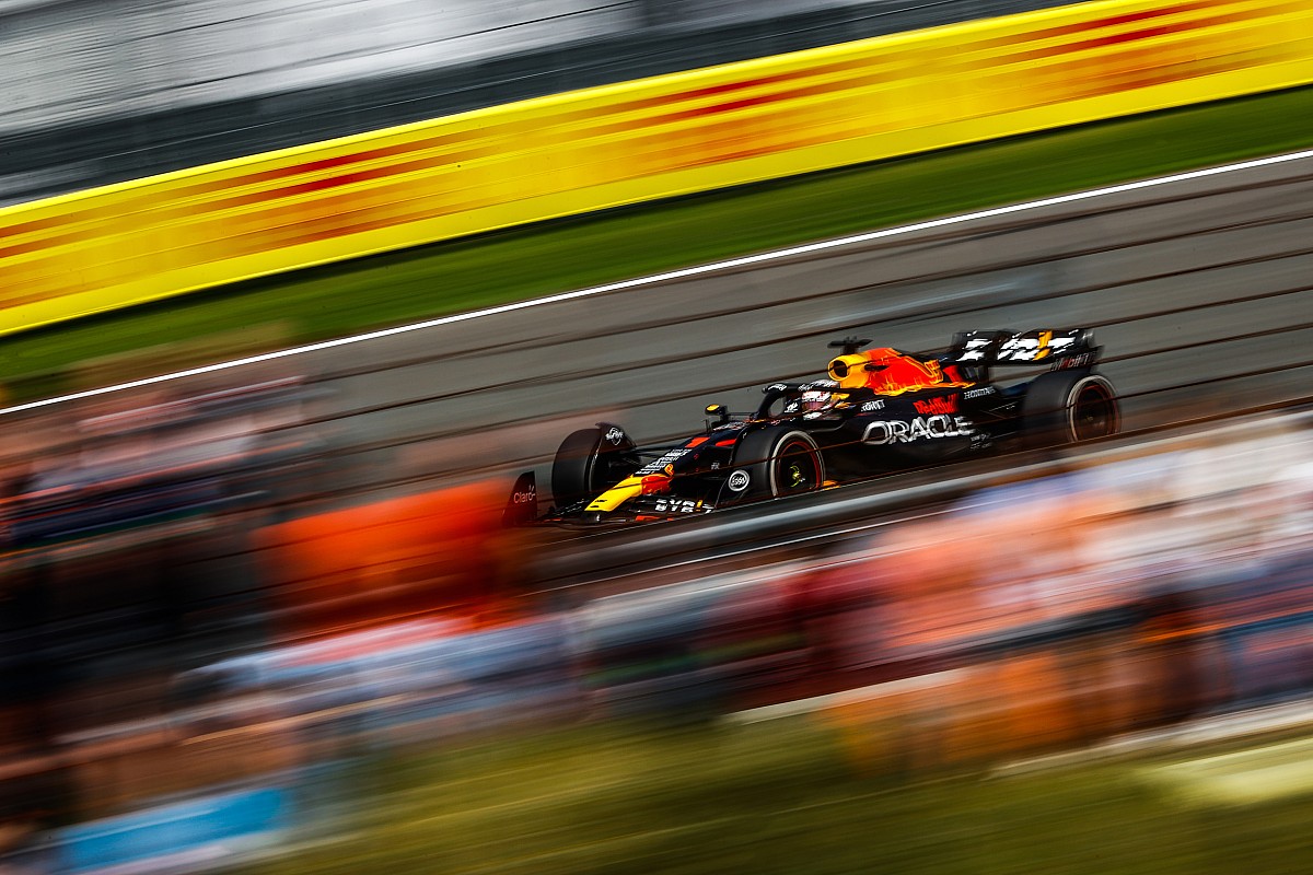 Max Verstappen gehinderd door Hülkenberg tijdens VT2 F1 Zandvoort