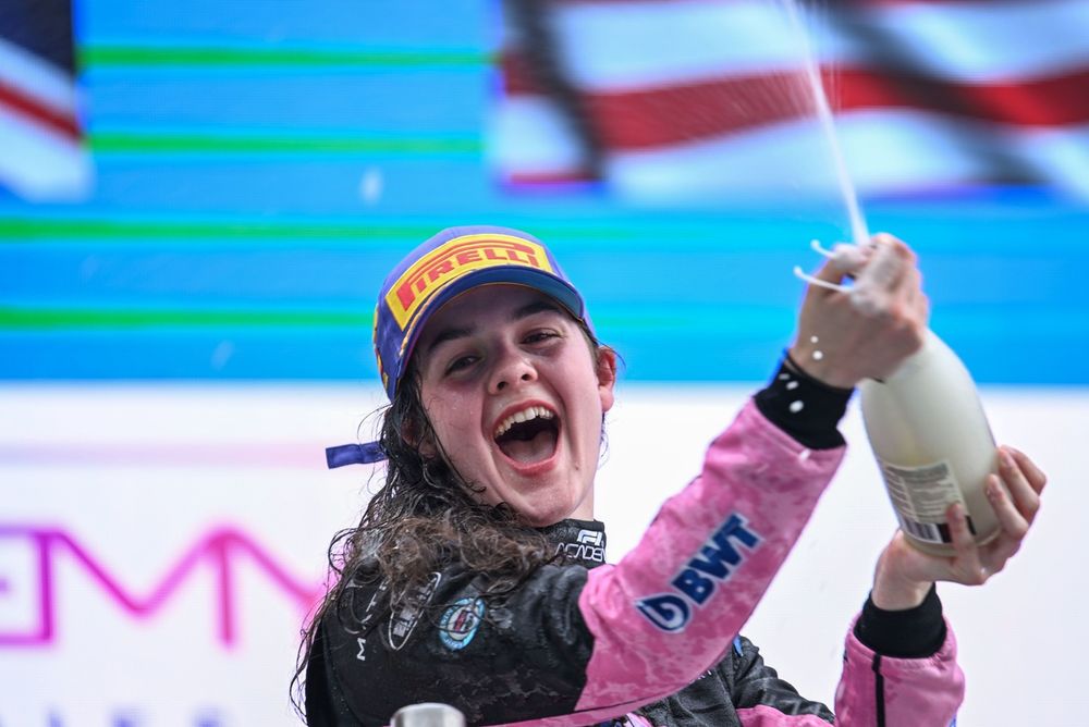 Doriane Pin s'impose à Losail, Abbi Pulling championne de F1 Academy
