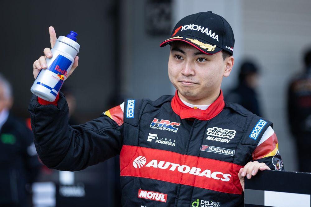 岩佐歩夢、2025年スーパーフォーミュラ王者に輝く！ 最終戦優勝で大逆転｜第12戦鈴鹿：決勝速報