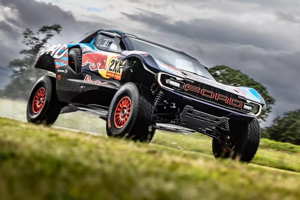 Dakar | Ford: svelata la nuova Raptor T1+ di Sainz a Goodwood