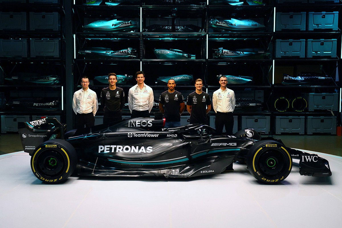 Mercedes presenta el W14 con una decoración negra para la F1 2023