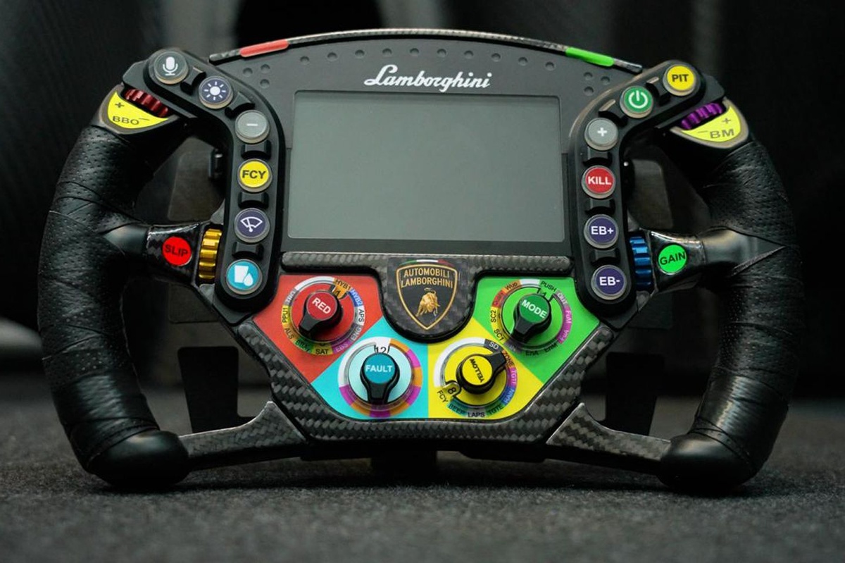 WEC | Alla scoperta del volante della Lamborghini SC63 LMDh