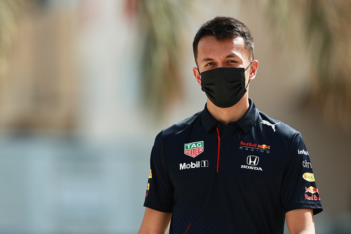 Mercedes impuso cláusulas para que Albon no filtre información