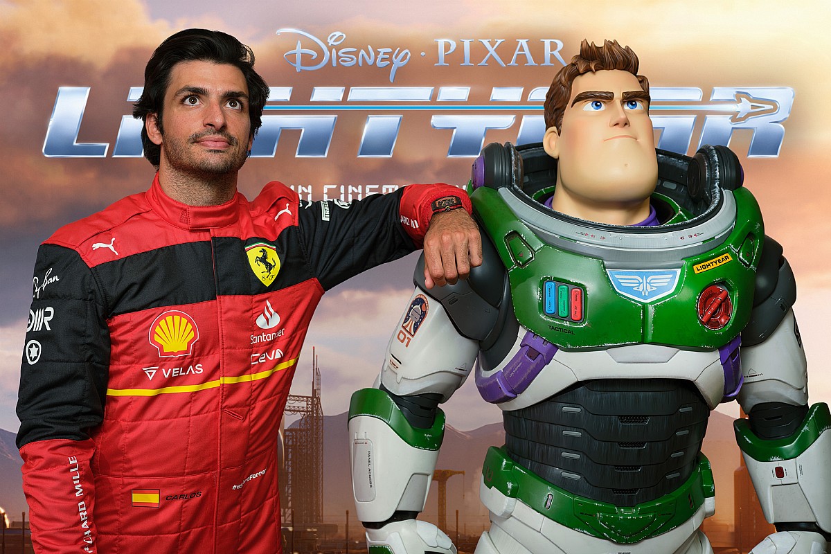 Ferrari pilotları, Disney-Pixar'ın yeni filmi Lightyear'da bir ...