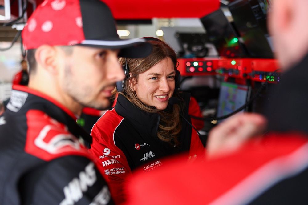 Milyen a Forma–1 első női versenymérnökével dolgozni? Ocon most elmondja