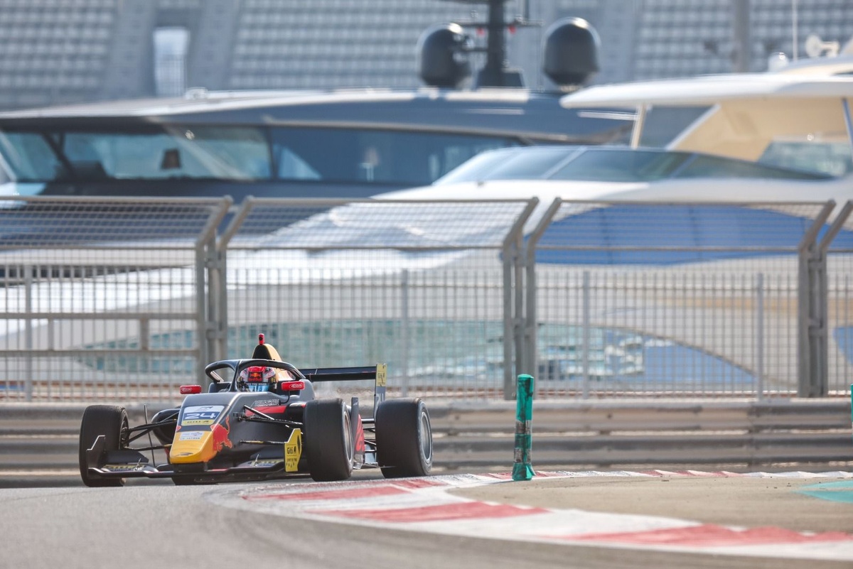 Ernesto Rivera debuta con top 5 en Fórmula Regional Medio Oriente