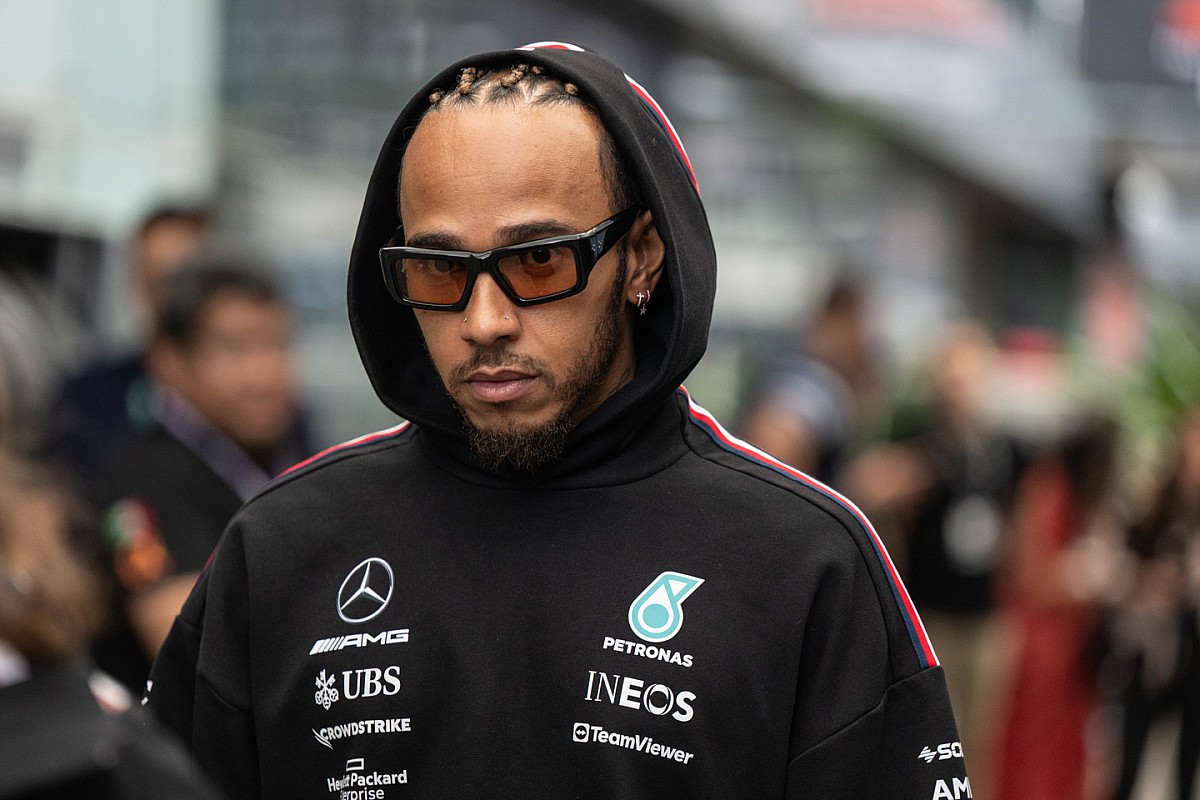 Hamilton már beült a Mercedes W15-be, kép is van róla