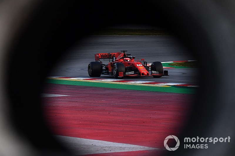 A Ferrari 326 körnél jár, de tapad rájuk a Mercedes