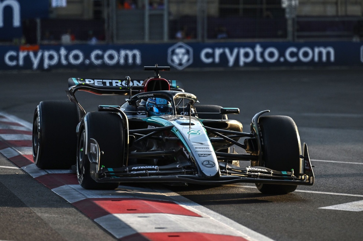 Russell lidera la FP3 de Bakú, Checo Pérez es 7º y Colapinto se mete en el top 10