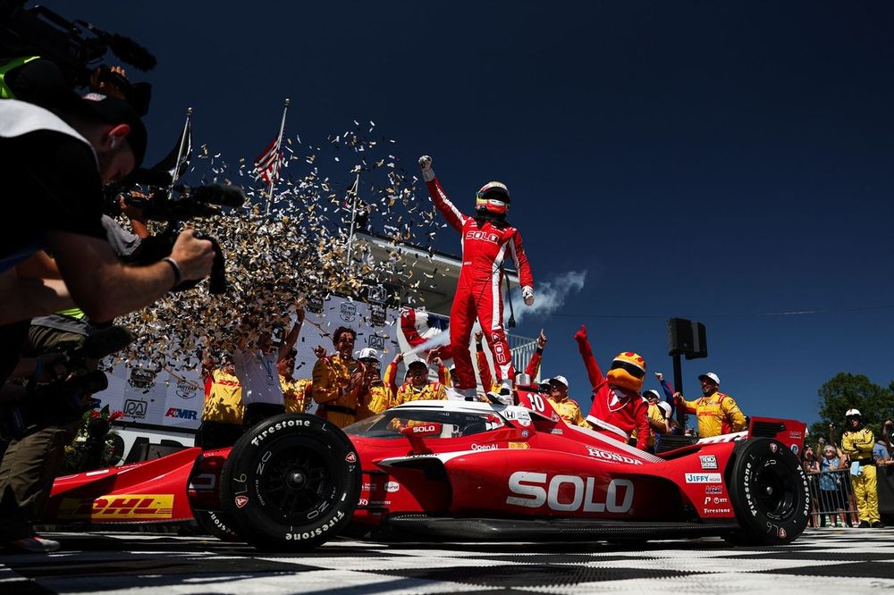Alex Palou wins frantic, fuel-saving IndyCar battle at Road America