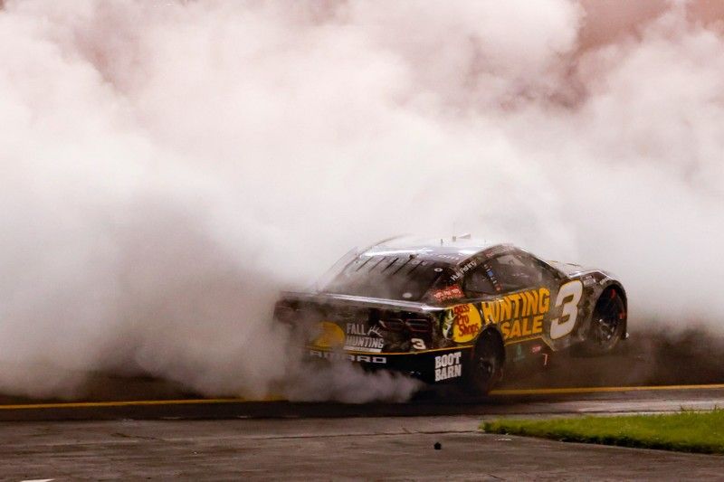 NASCAR Richmond: Austin Dillon räumt für Playoff-Ticket zwei Gegner ab!