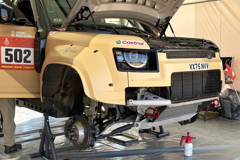 Gallery Dakar | Il tridente Defender al debutto nel deserto con i D7X‑R