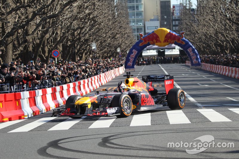 Vídeo y fotos: Red Bull levanta pasiones en Tokio - Fórmula 1 Noticias