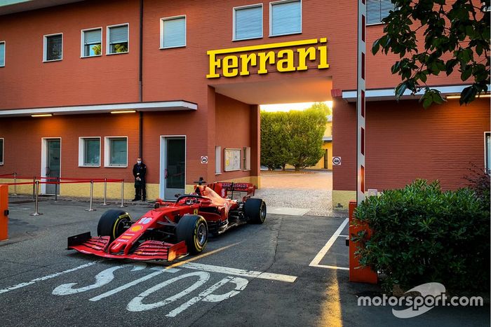 Leclerc a piloté la Ferrari SF1000 dans les rues de Maranello