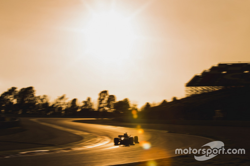 Practice during sunset - F1 照片 - motorsport.com中文网