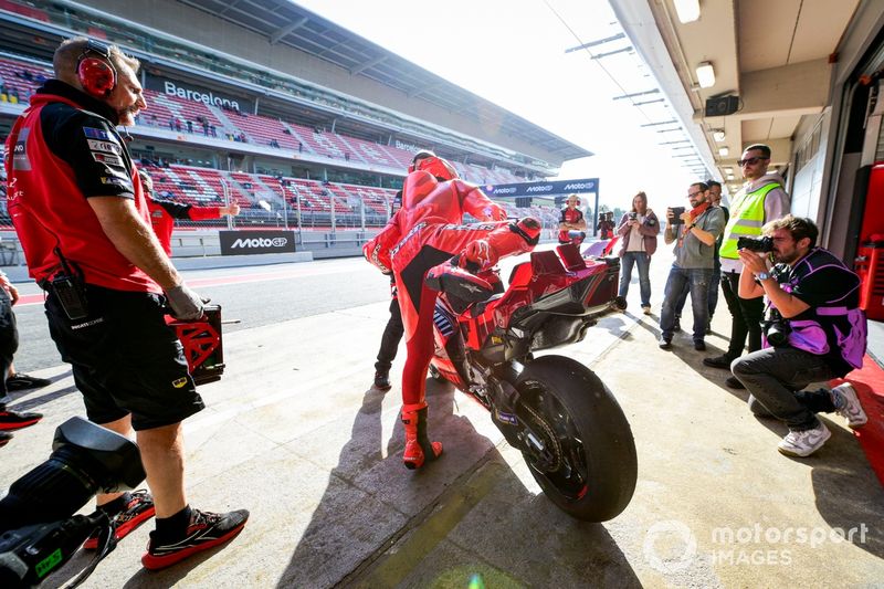Marc Márquez inicia la era 'todo al rojo' en los test de Barcelona