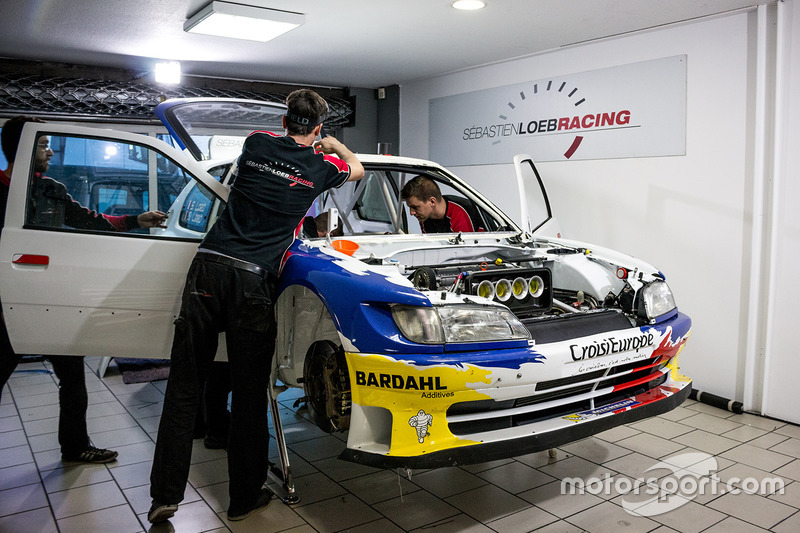 Fotogallery: la preparazione della 306 Maxi di Loeb per il Rally du Var