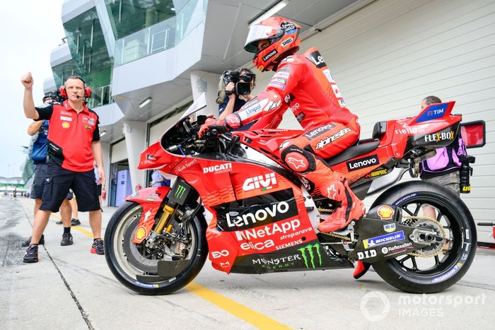 Márquez se exhibe en su primer día vestido con los colores oficiales de ...