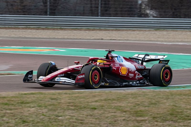 Fotos y vídeo: ¡se estrena el nuevo Ferrari SF-25 en pista!