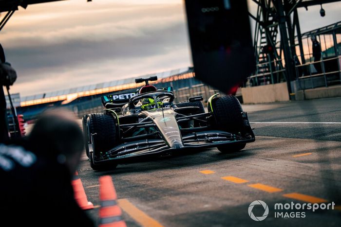 VIDEO y FOTOS: El Mercedes W14 en la pista de Silverstone