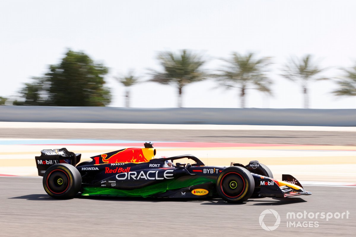 Hamilton espió el nuevo Red Bull RB19 de F1 en Bahréin