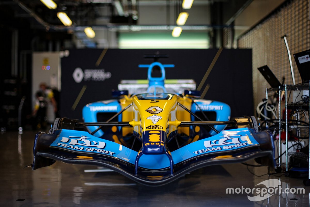 GALERÍA: el reencuentro de Alonso con el Renault R25 en Abu Dhabi